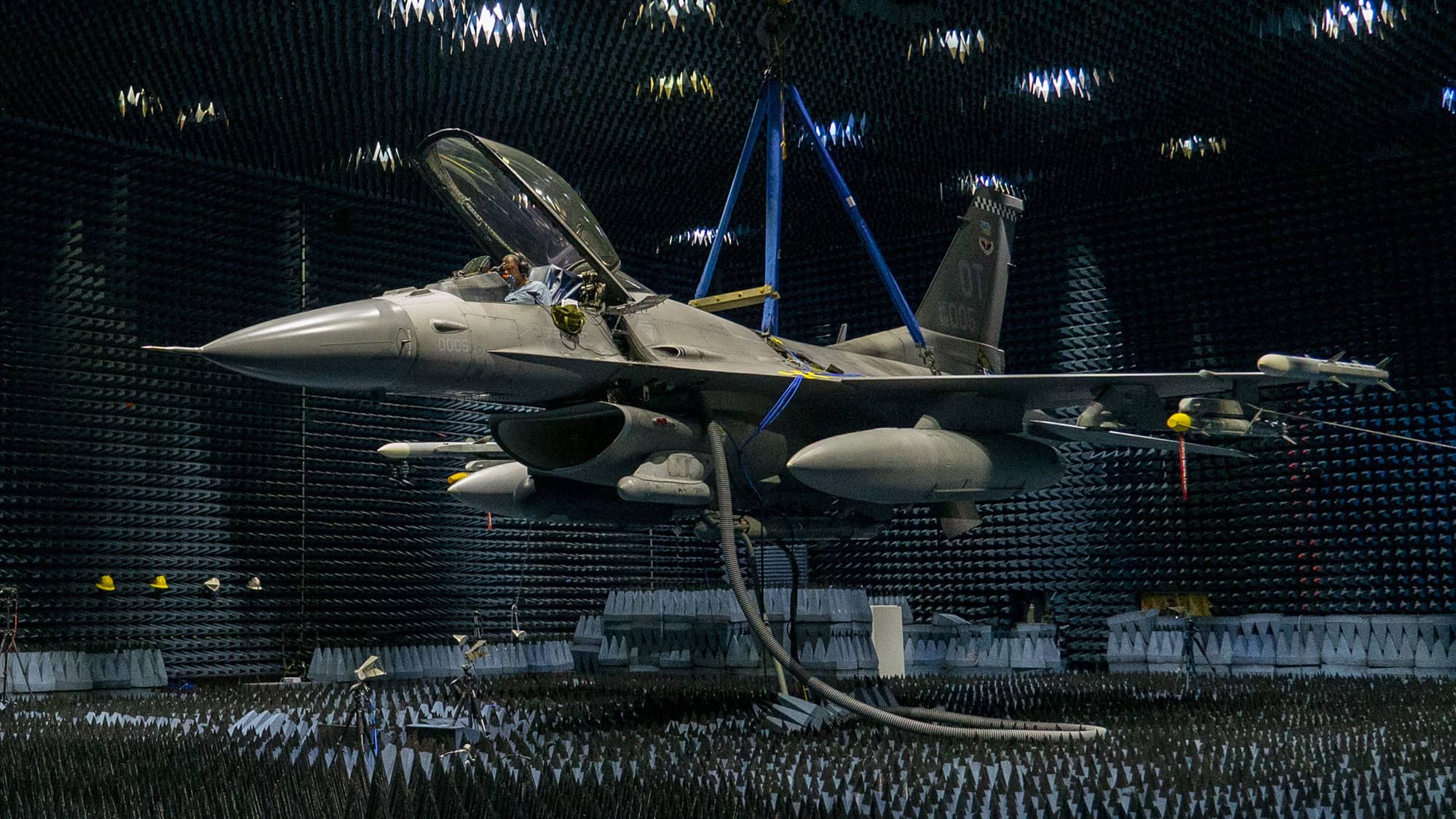 „Angry Kitten“-Störbehälter der USAF in der Testkammer