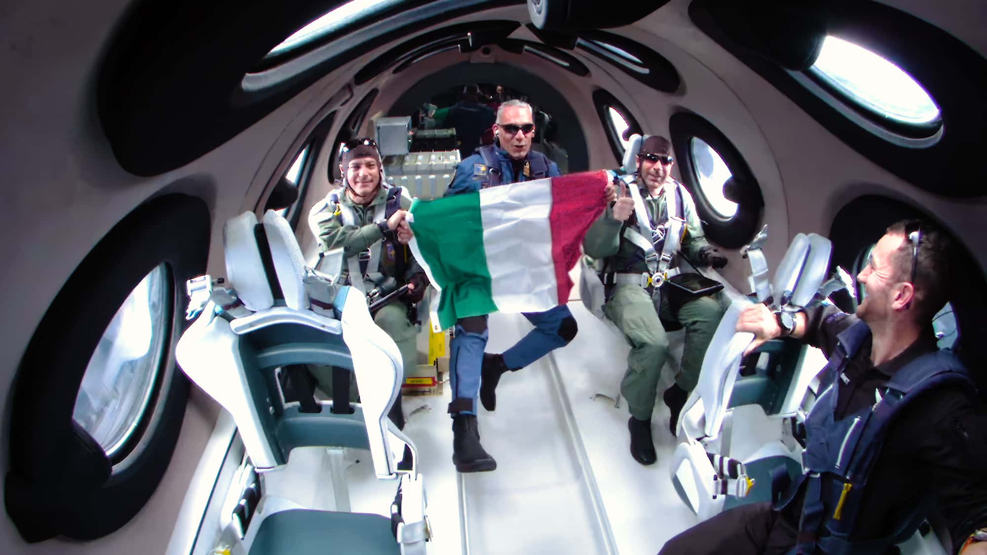 Virgin Galactic: VSS Unity fliegt erstmals kommerziell