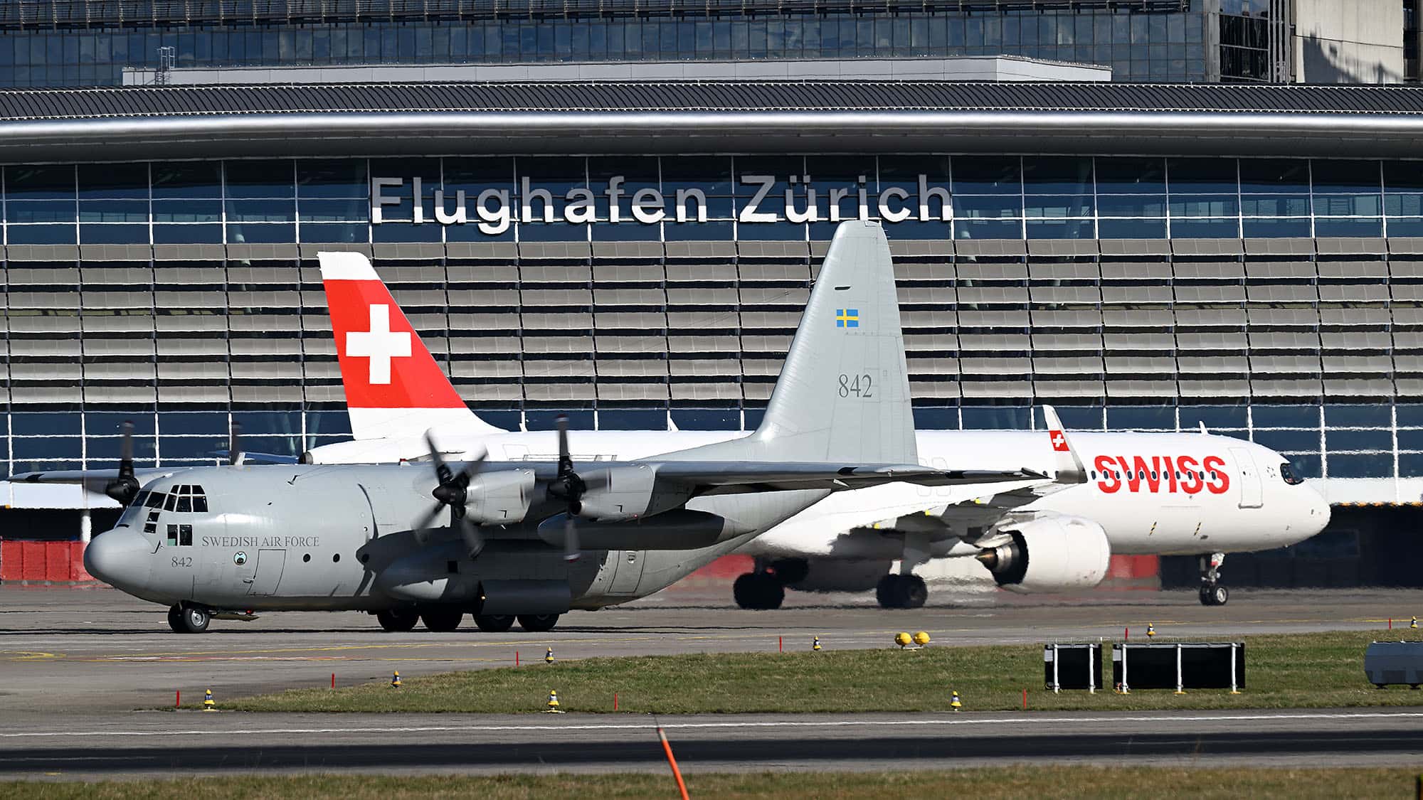 Militär-Transporter fallen auf dem Zivilflughafen von Zürich ein