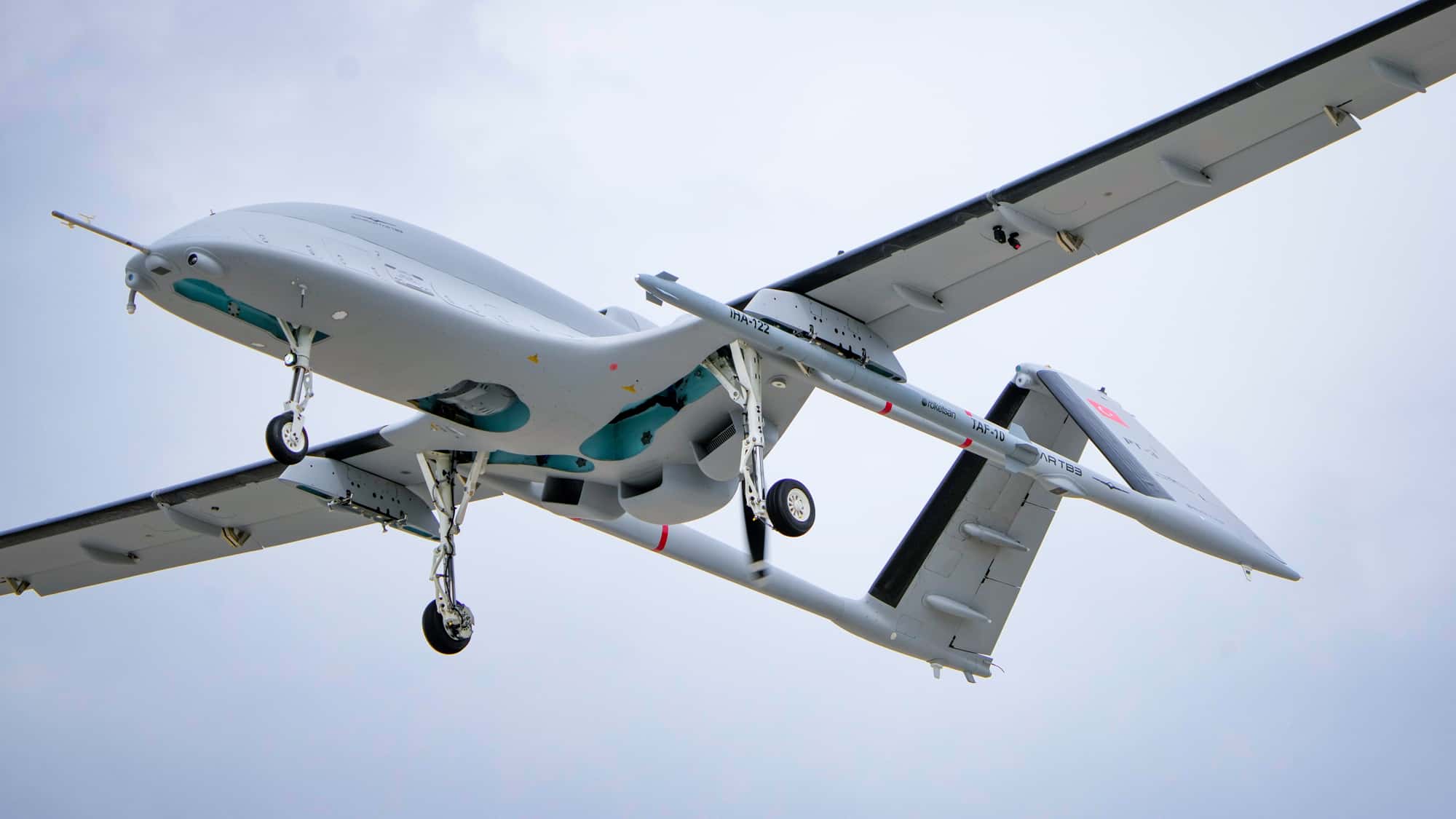 Türkische Kampfdrohne schießt mit Überschall-Raketen: Bayraktar TB3 im ...