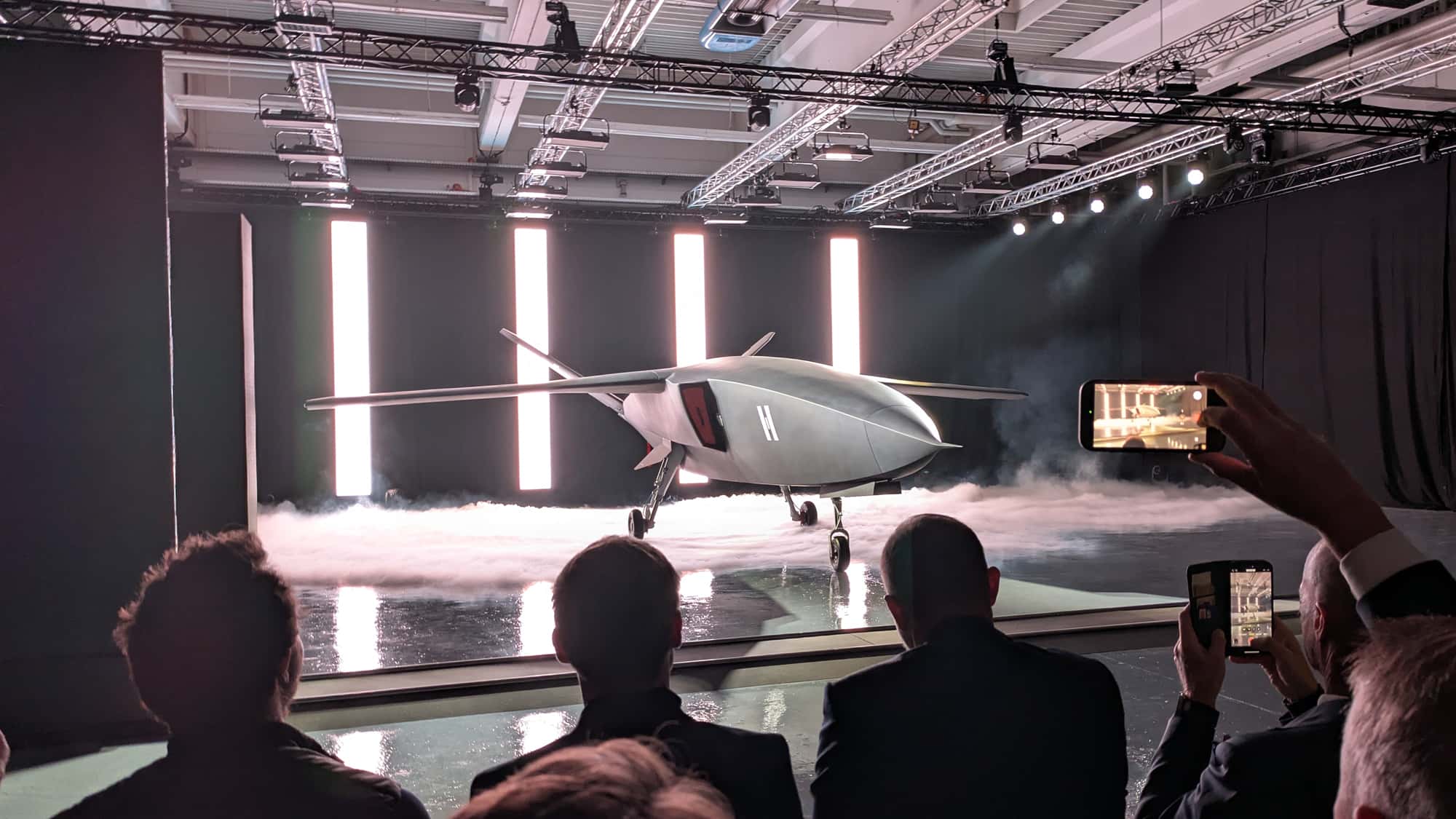 Helsing und Grob zeigen autonomen Kampfjet CA-1 Europa